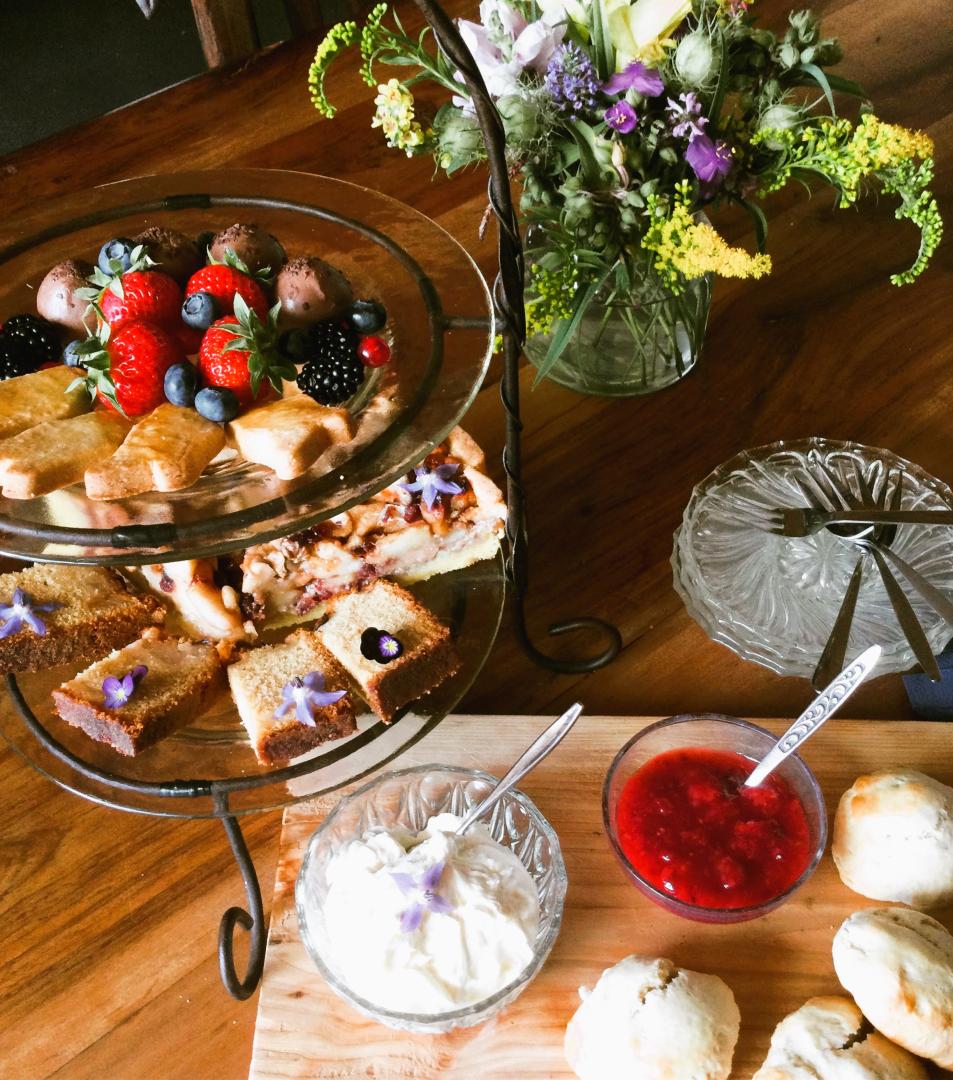 High tea op het terras in de kleurrijke natuurtuin